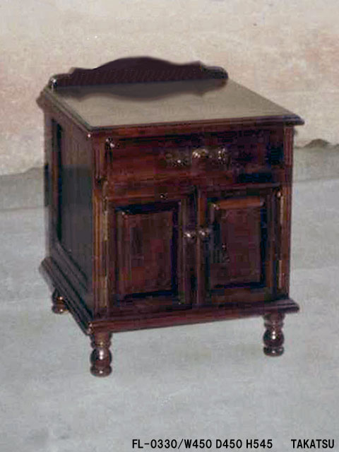 茶色木彫りクラシック調ベッド脇 – 高津装飾美術株式会社